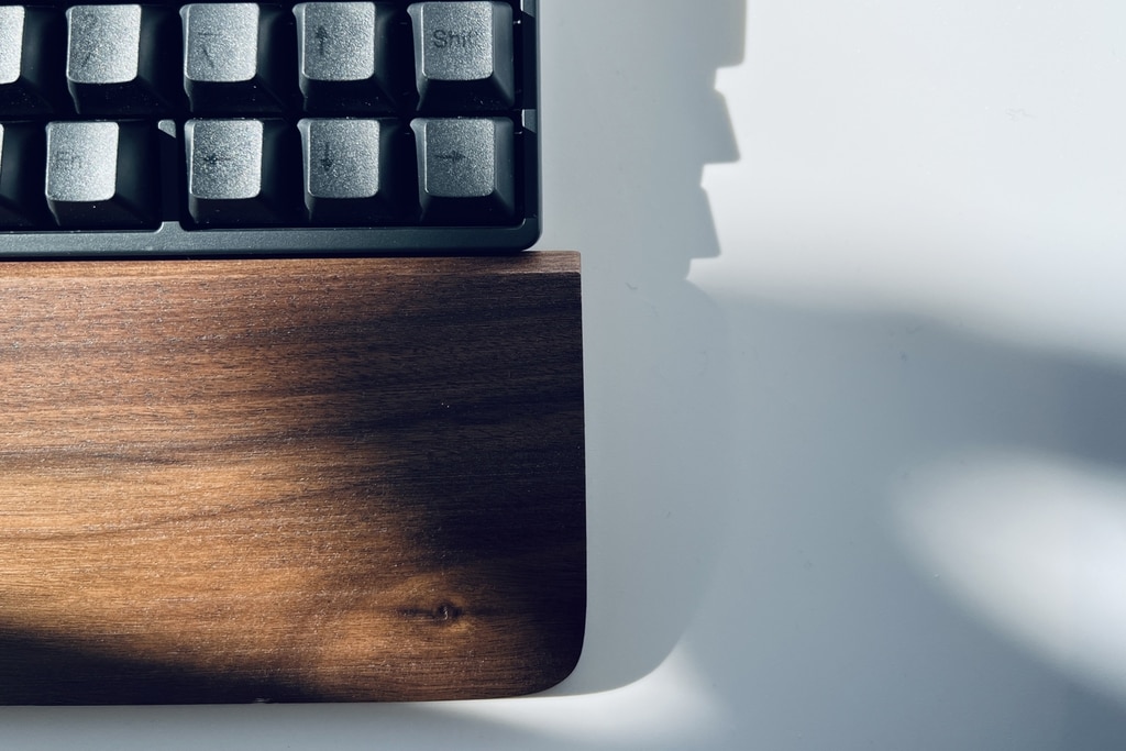 Enich agent リストレストの長期使用レビュー！ウォルナットがデスク天板を引き立てる！ | 25歳の壁